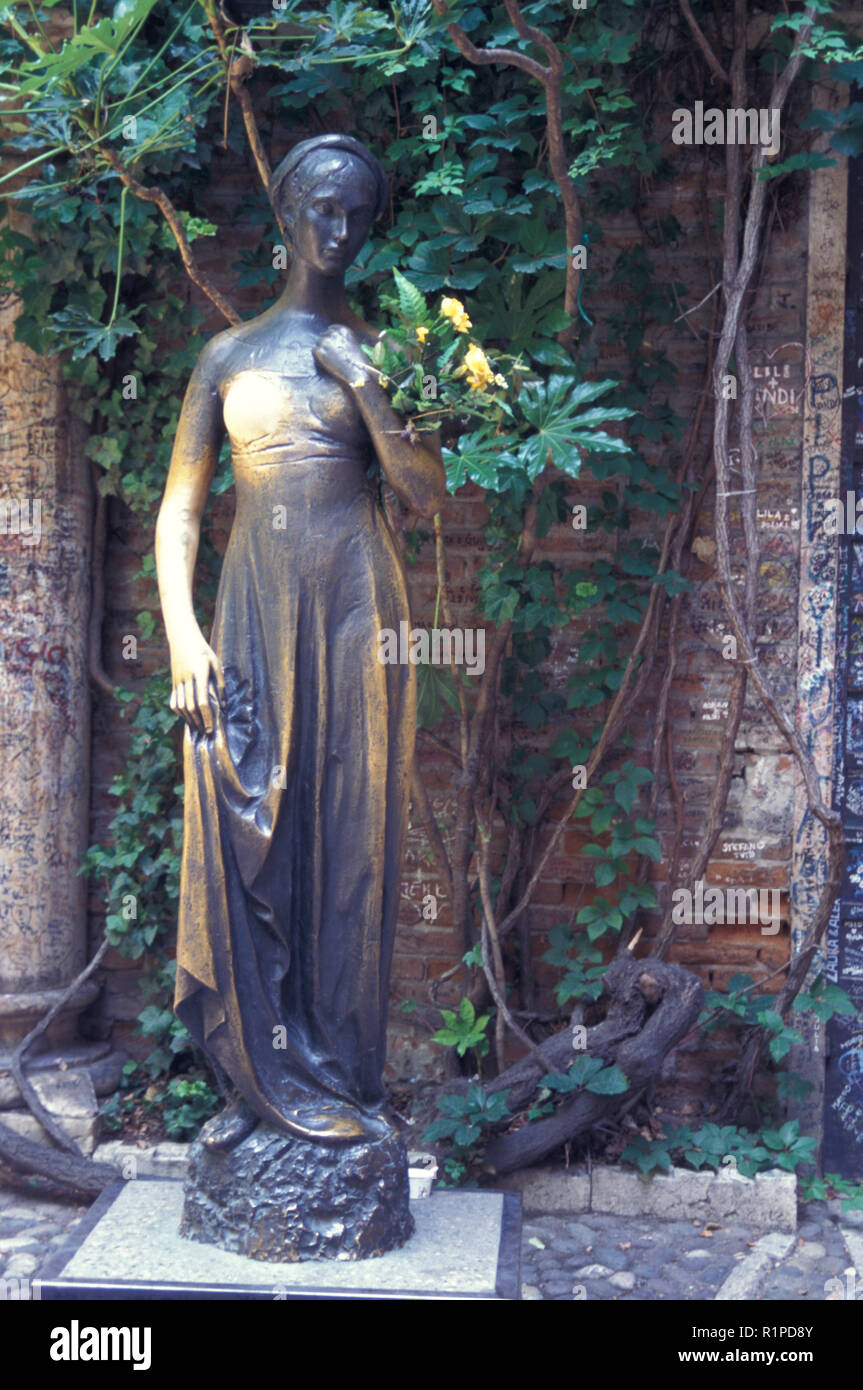 Verona italy juliet's statue hi-res stock photography and images - Alamy