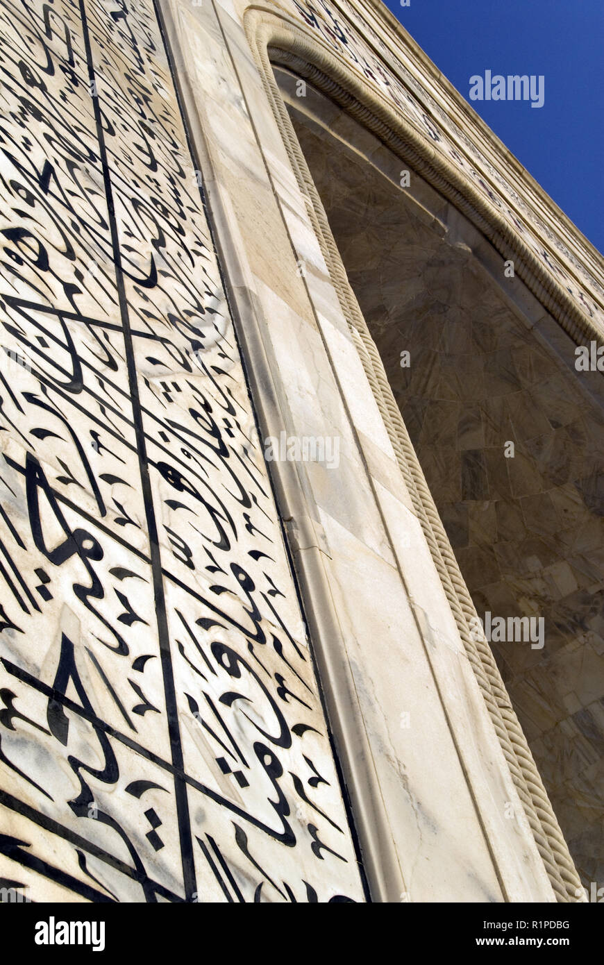 Arabic calligraphy in Pietra Dura (marble inlay) decorates the Taj ...