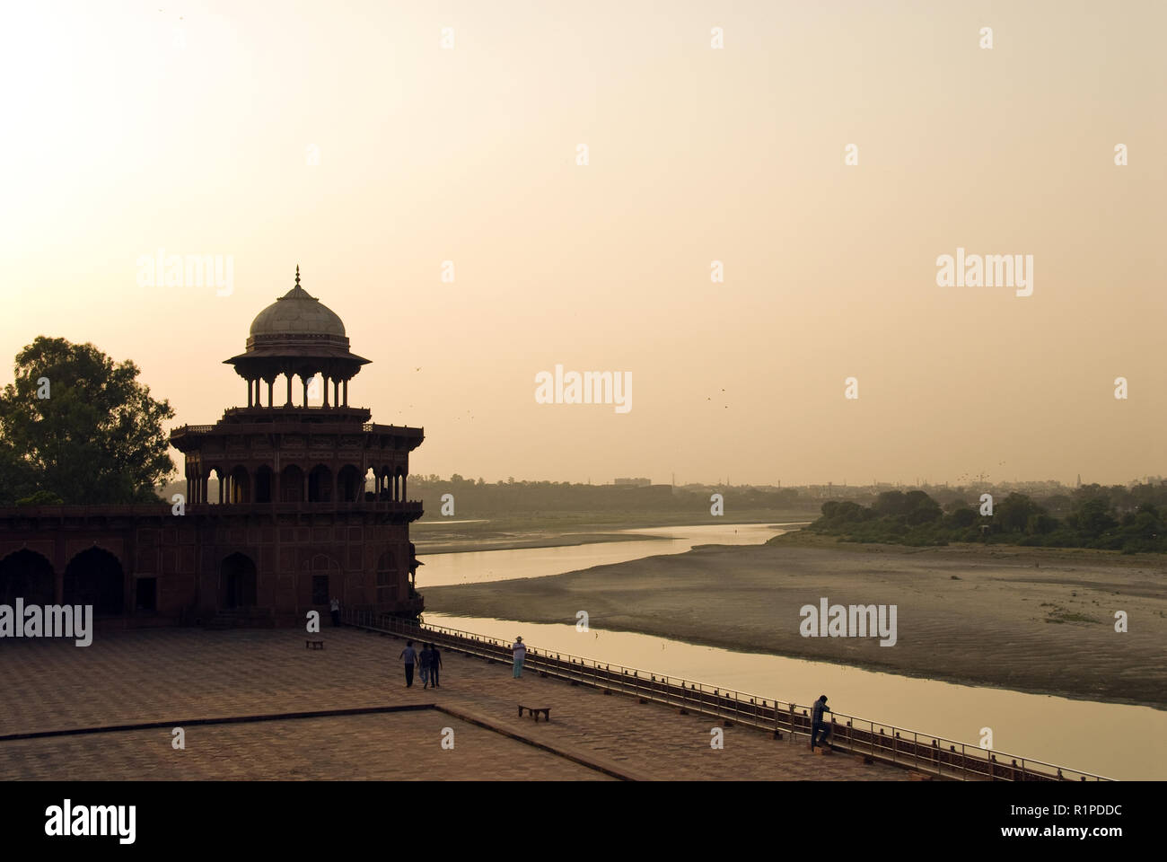 The Yamuna River flows behind the Taj Mahal, the famous white marble ...