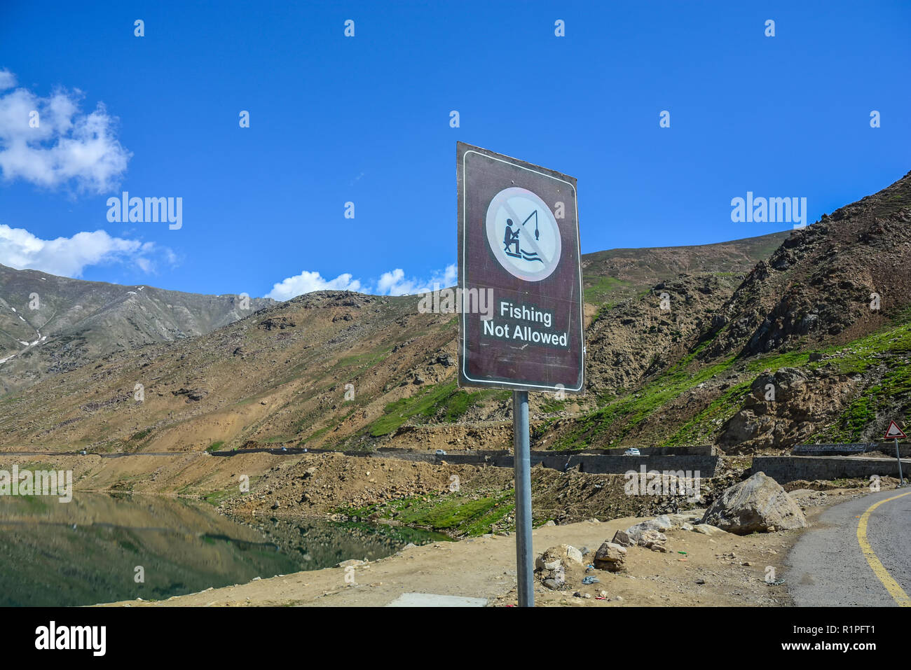 Warning sign against fishing Stock Photo - Alamy