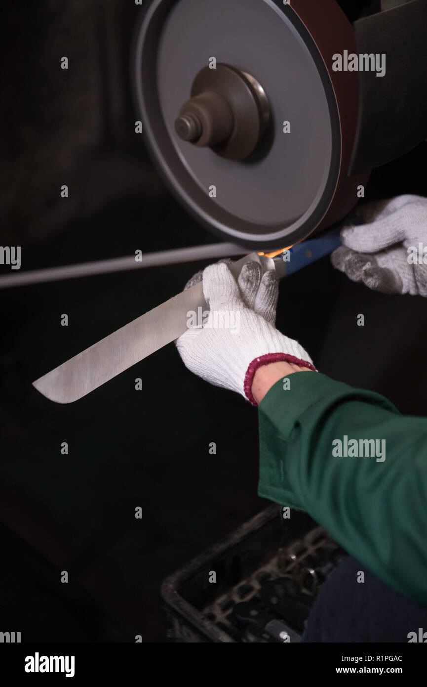 Knife Grinding Stock Photos & Knife Grinding Stock Images - Alamy