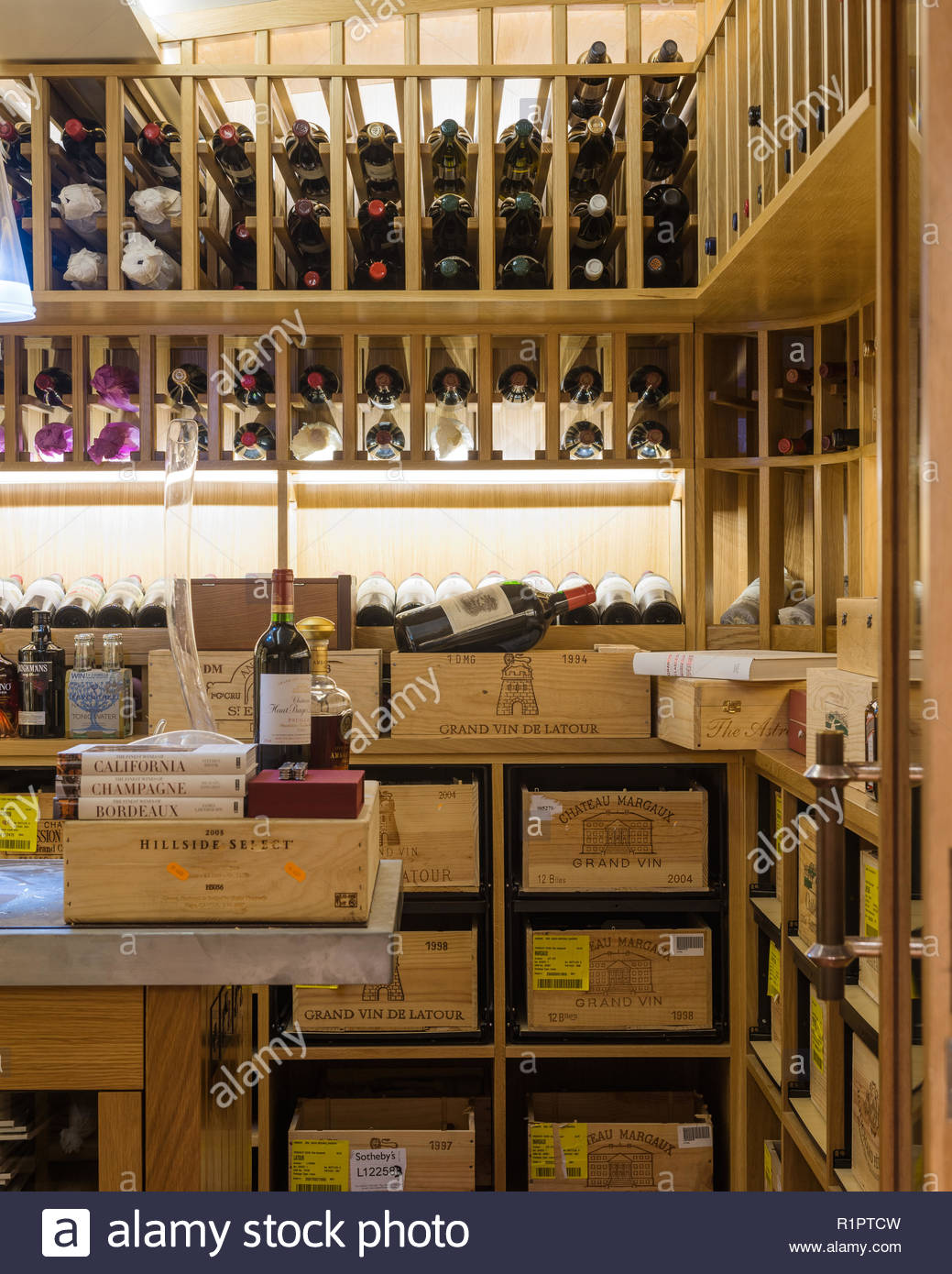 Wine Bottle Storage Stock Photos & Wine Bottle Storage Stock Images - Alamy