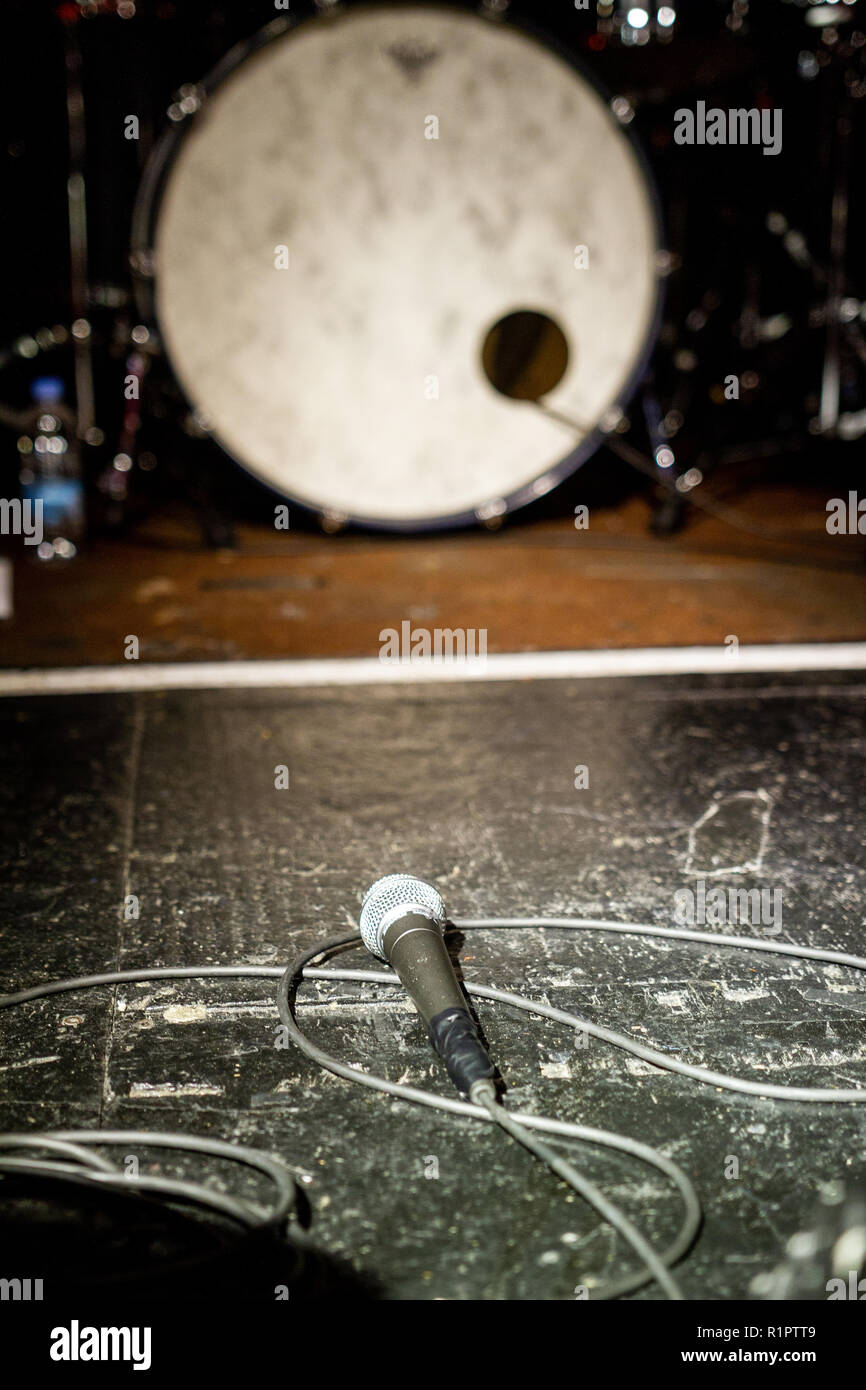 Empty stage with microphone hi-res stock photography and images - Alamy