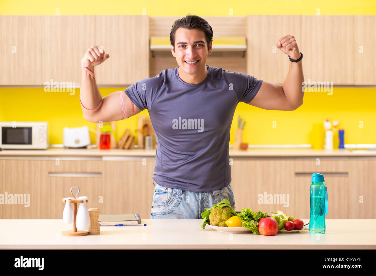 Man eating broccoli muscular hi-res stock photography and images - Alamy