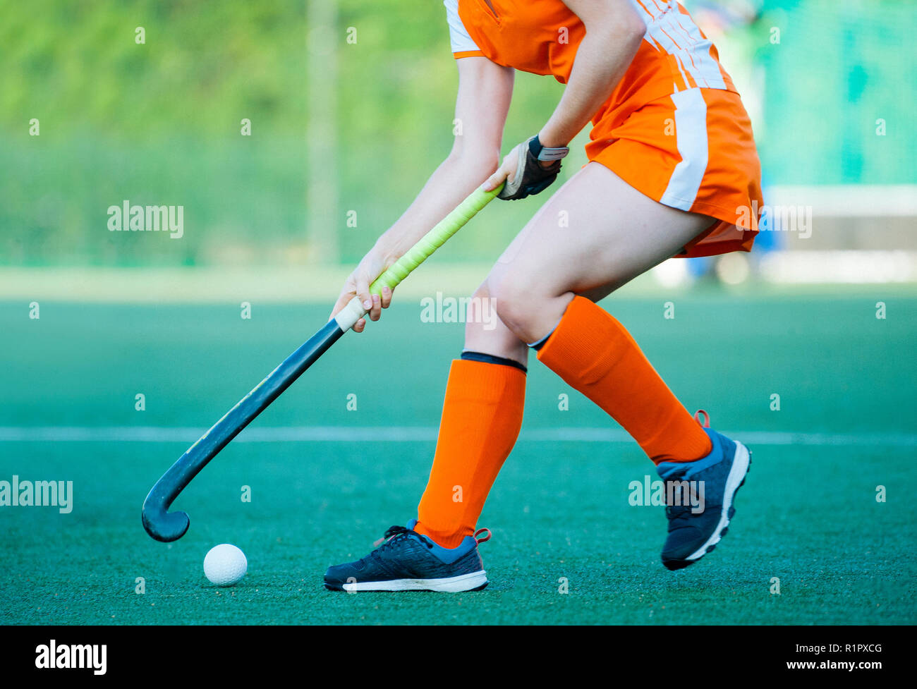 Girls playing field hockey hi-res stock photography and images - Alamy