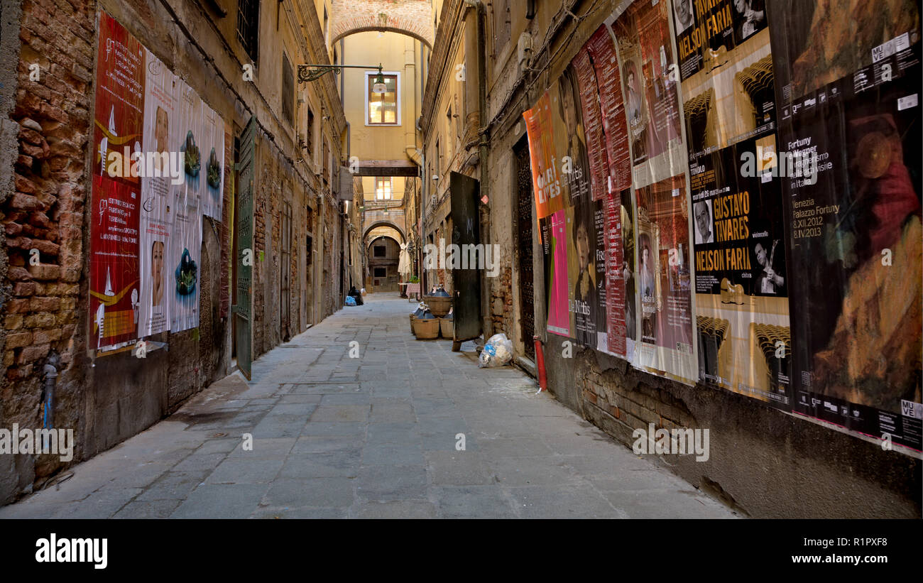 Back alley rubbish hi-res stock photography and images - Alamy