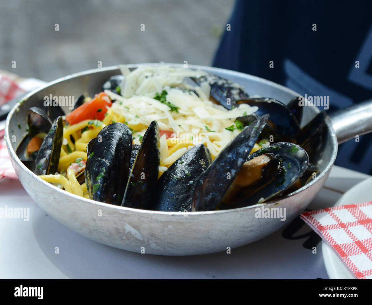 Tonnarello restaurant on Via Della Paglia in Rome Trastevere district ...