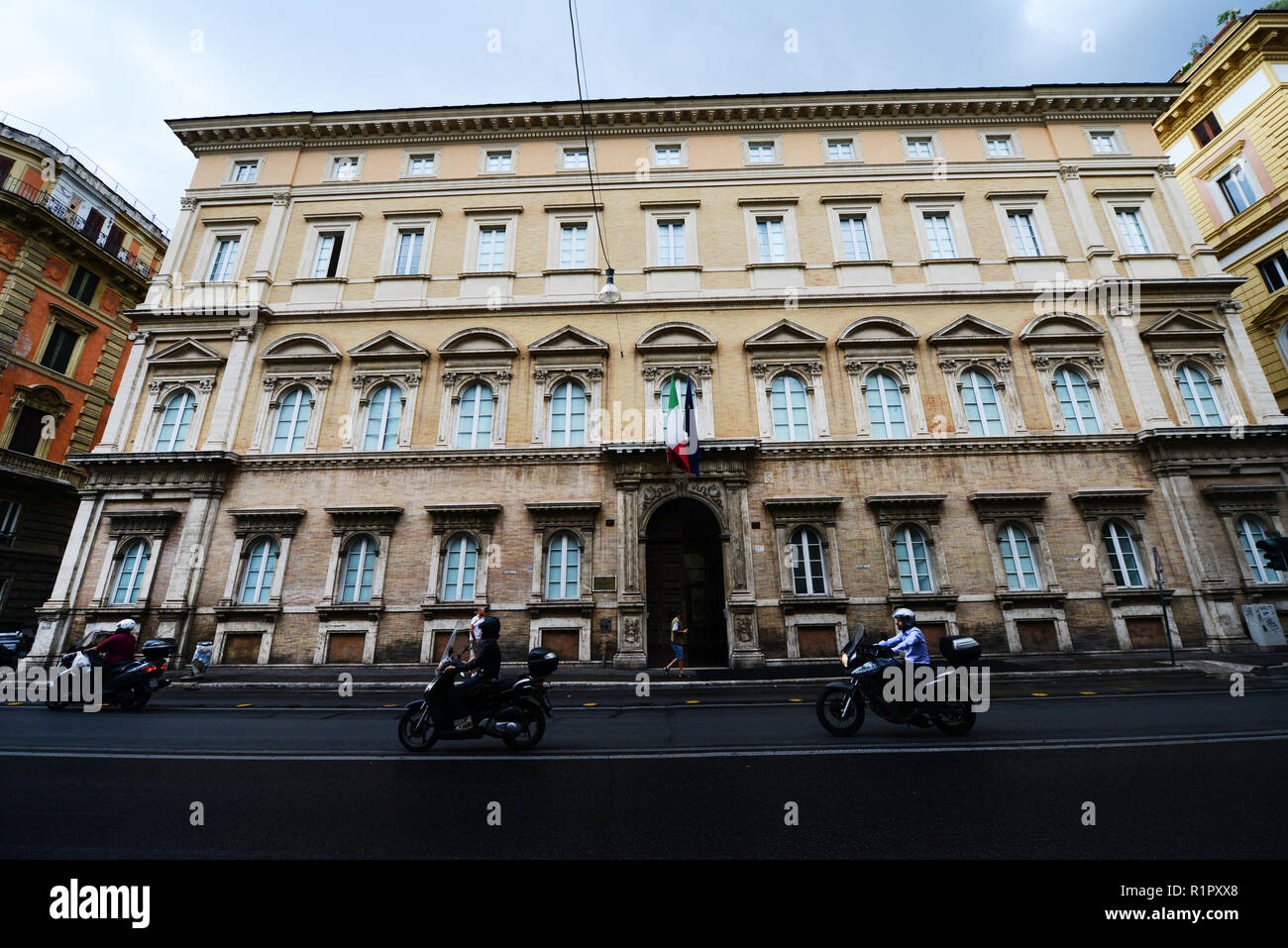 The busy Corso Vittorio Emanuele II in central Rome Stock Photo - Alamy