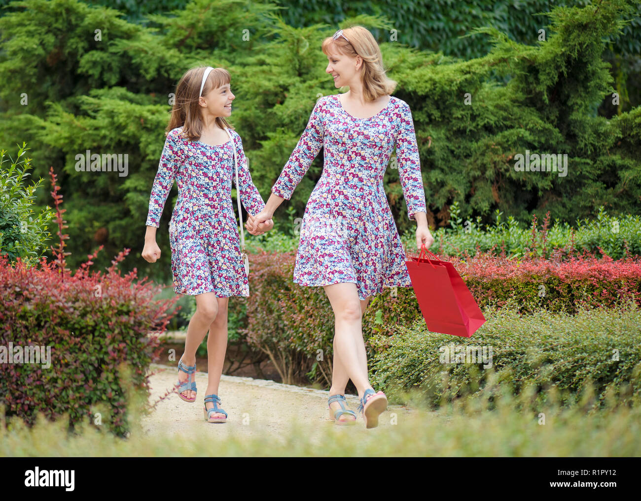 Adult female and child hi-res stock photography and images - Alamy