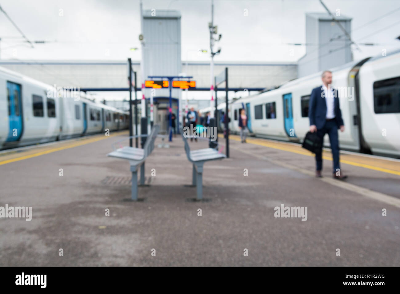 People walking on a train platform hi-res stock photography and images ...