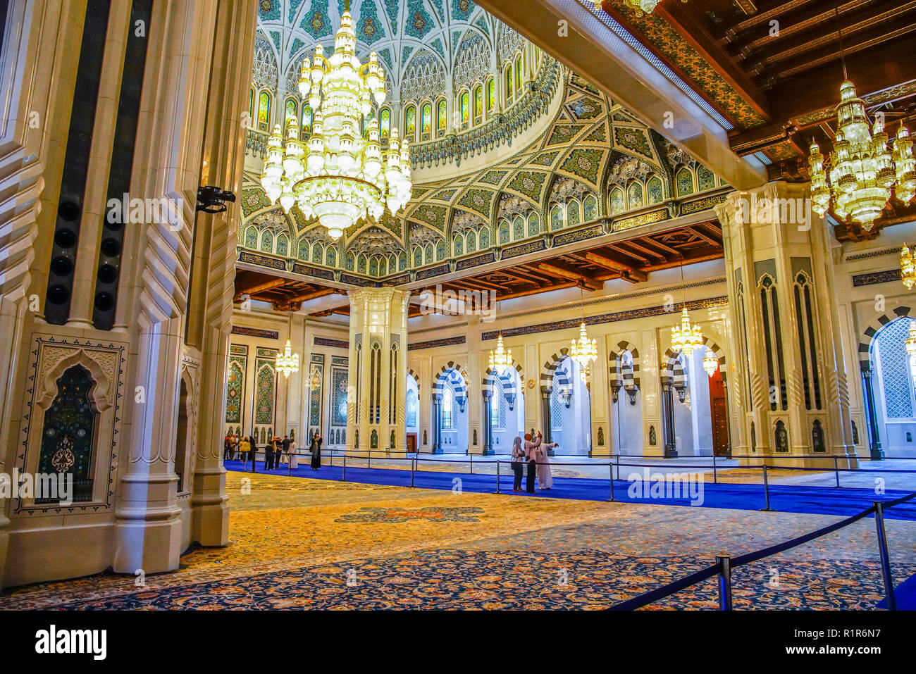 Inside Men's room of prayer in Sultan Qaboos impressive new Grand ...