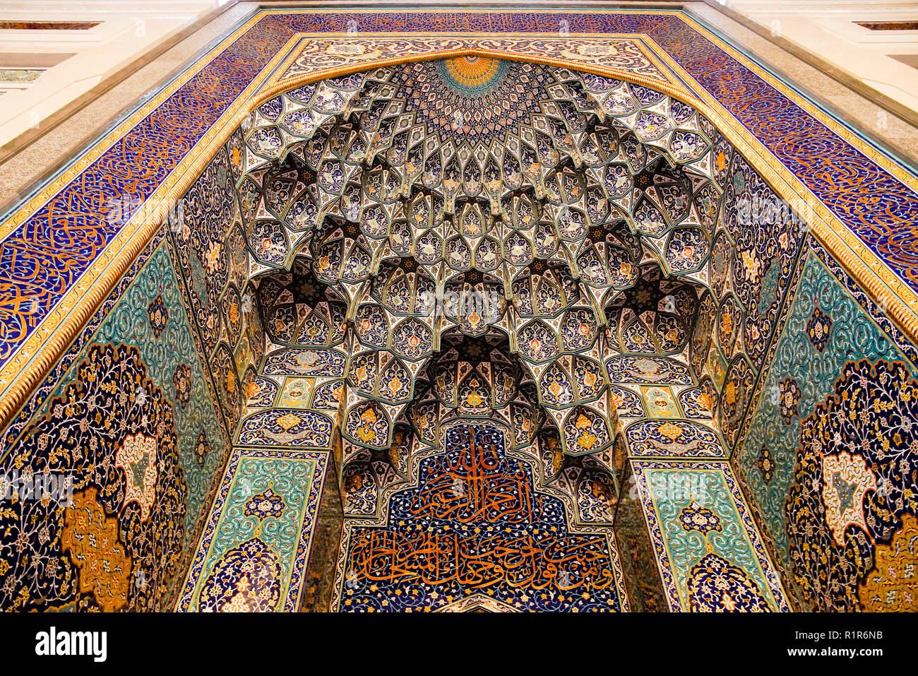 Inside Men's room of prayer in Sultan Qaboos impressive new Grand ...
