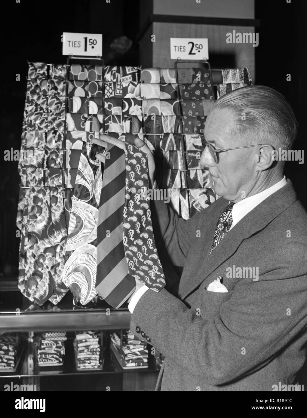 Department store clothing display Black and White Stock Photos & Images ...