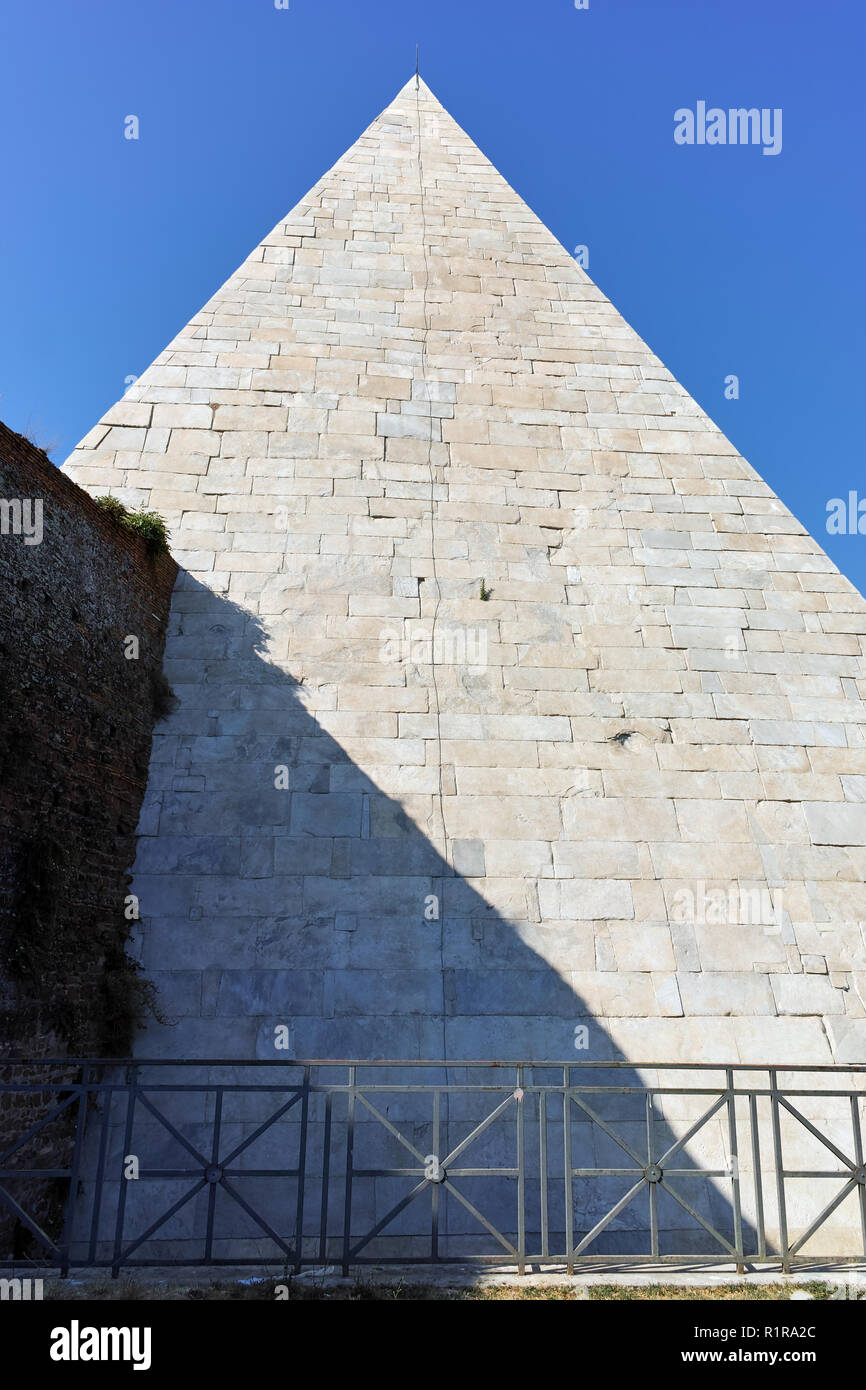 Pyramid rome 2017 hi-res stock photography and images - Alamy