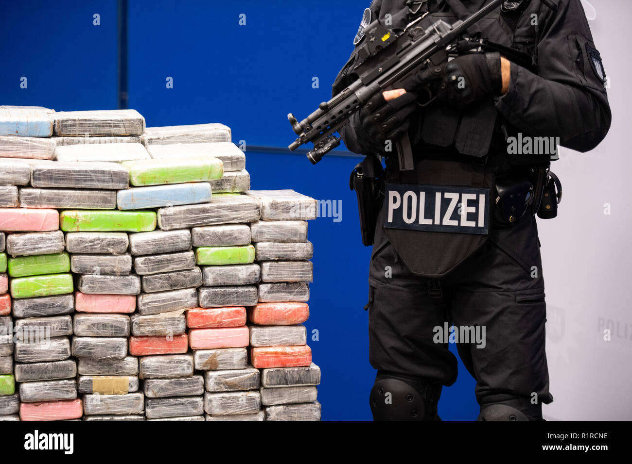 Hamburg, Germany. 14th Nov, 2018. An armed police officer stands next ...