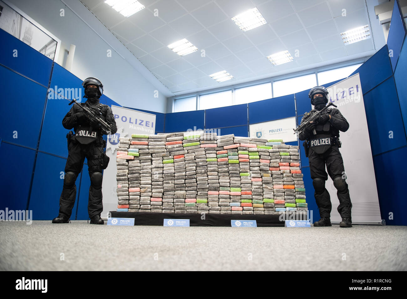 Hamburg, Germany. 14th Nov, 2018. Armed police officers stand next to ...