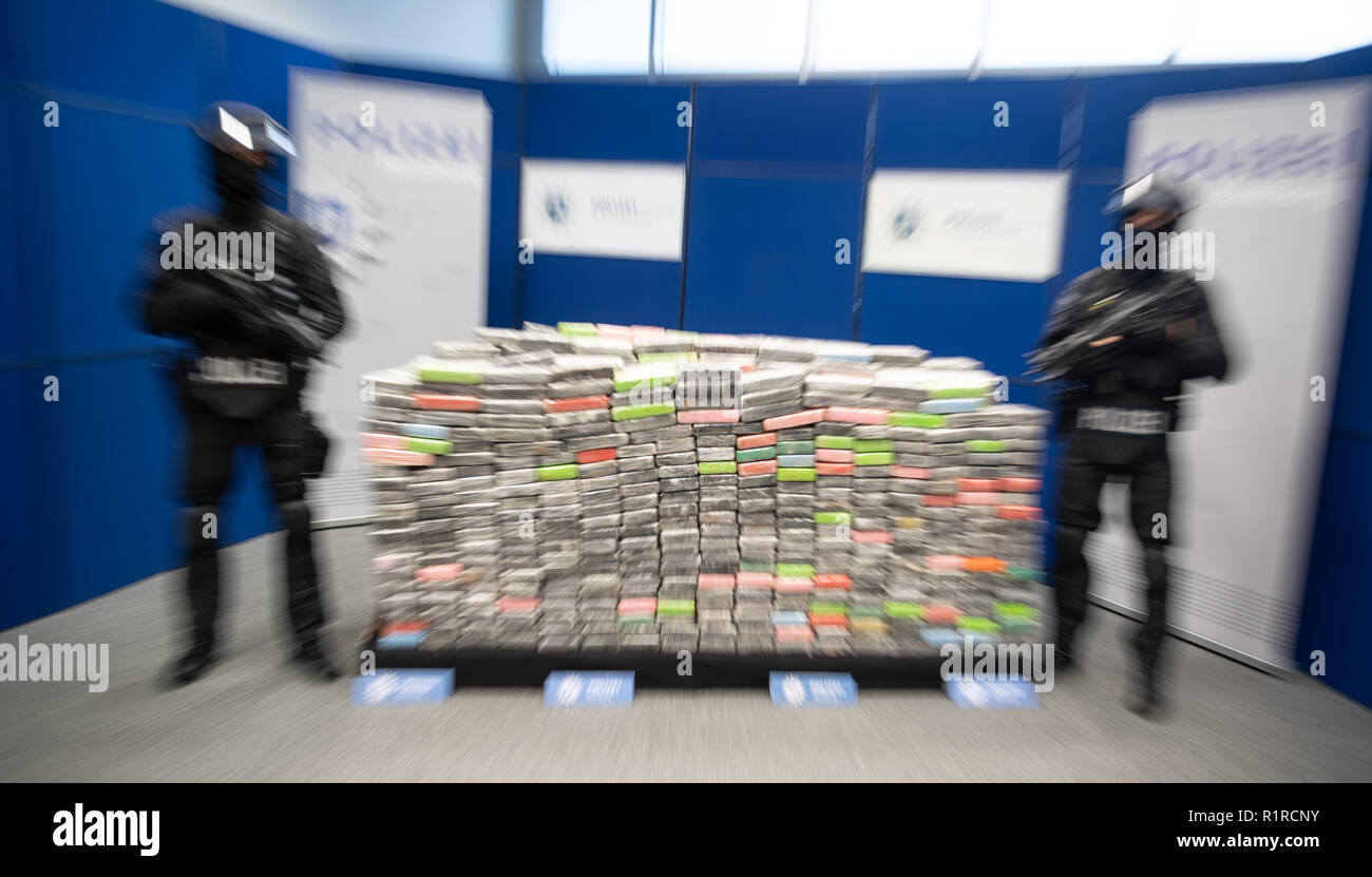 Hamburg, Germany. 14th Nov, 2018. Armed police officers are standing ...