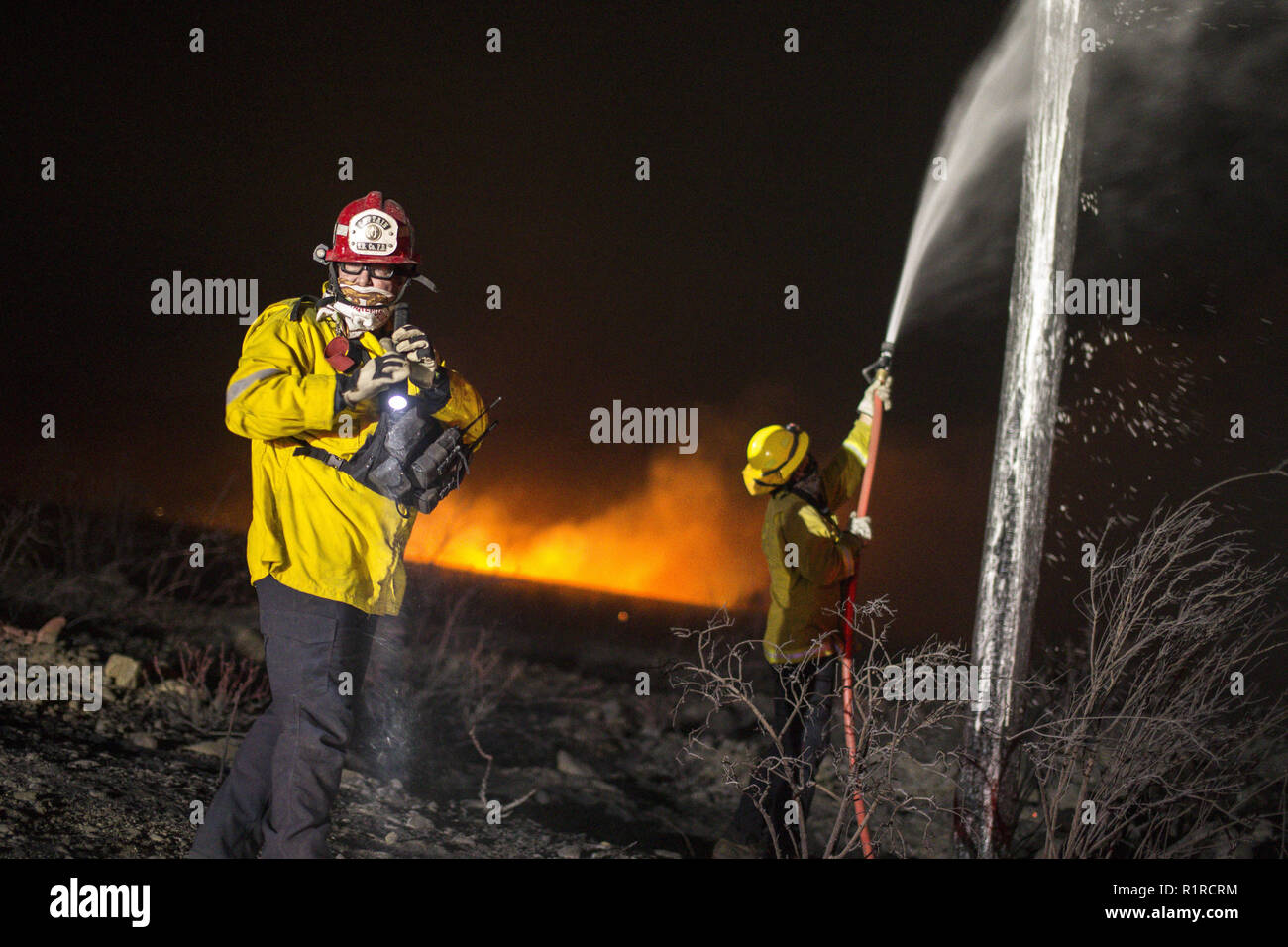 Rialto, CA, USA. 14th Nov, 2018. At 9 pm, a fast-moving brush fire ...
