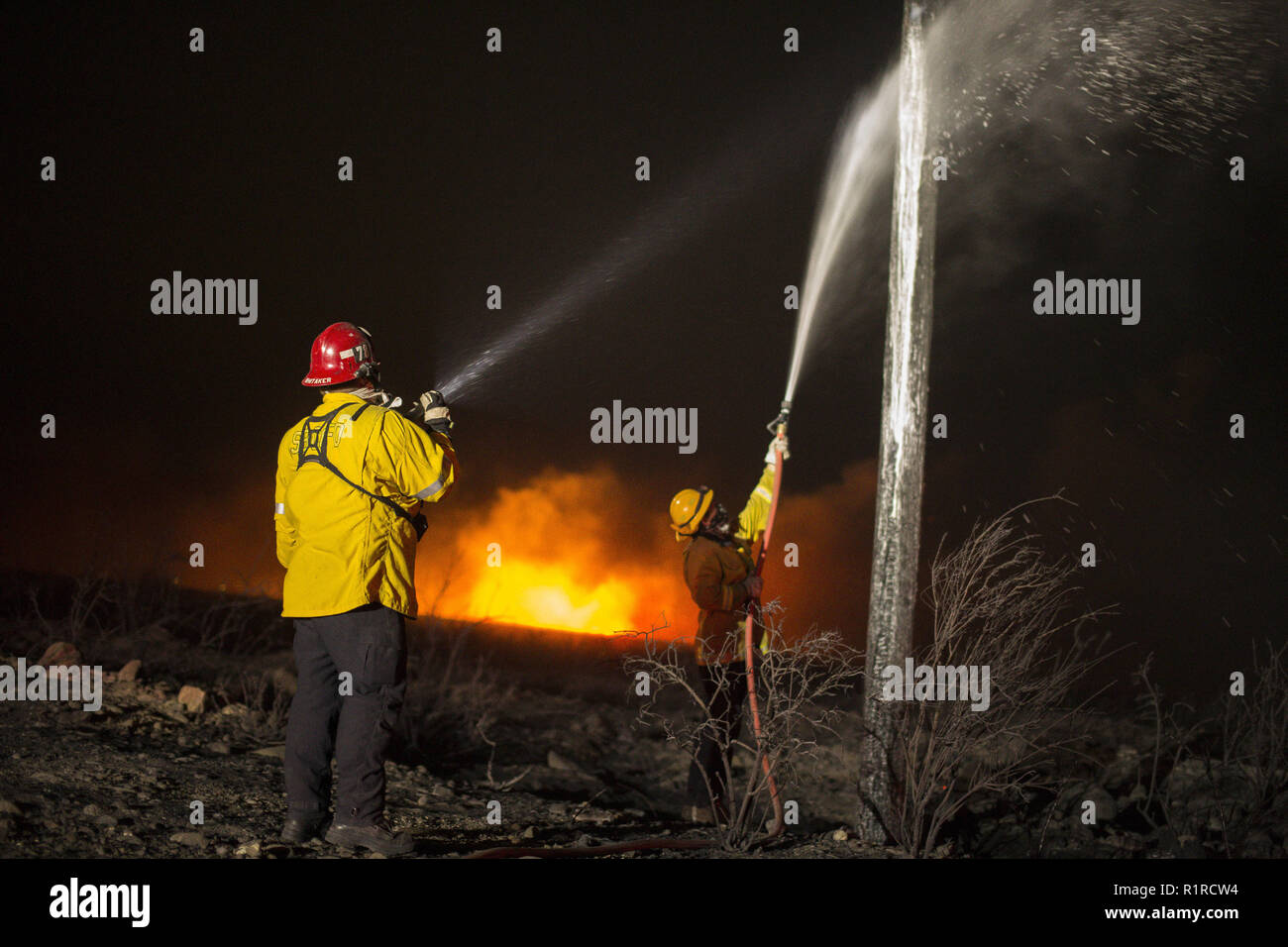 Rialto, CA, USA. 14th Nov, 2018. At 9 pm, a fast-moving brush fire ...