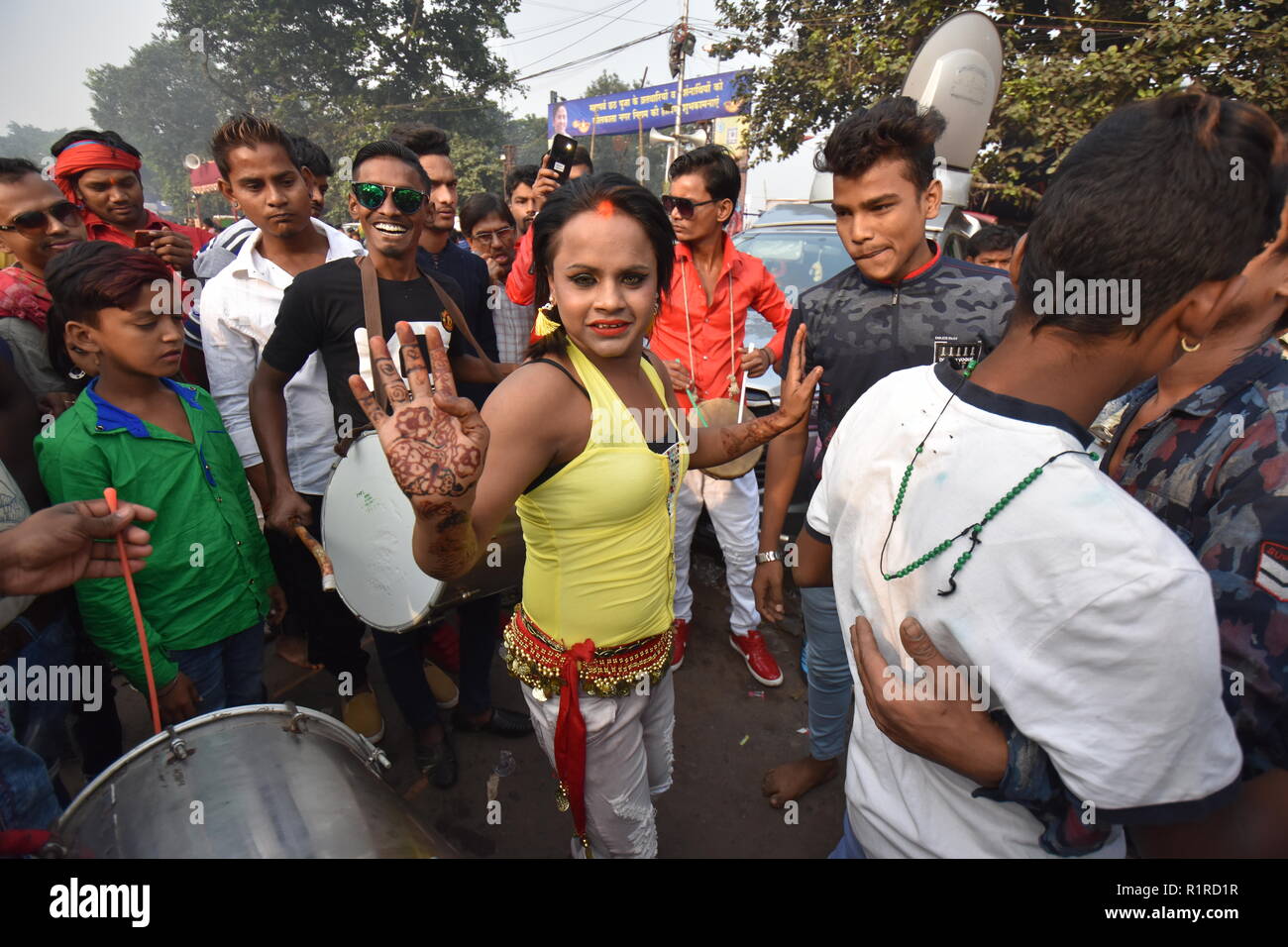 Kolkata, India. 14th Nov, 2018. Hijra dancing during the morning ...