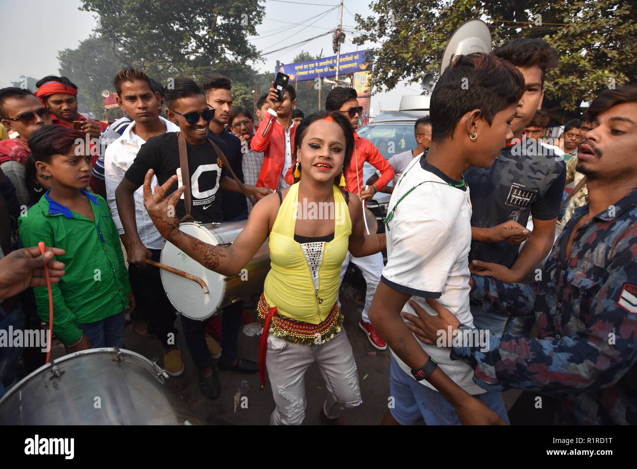 Kolkata, India. 14th Nov, 2018. Hijra dancing during the morning ...