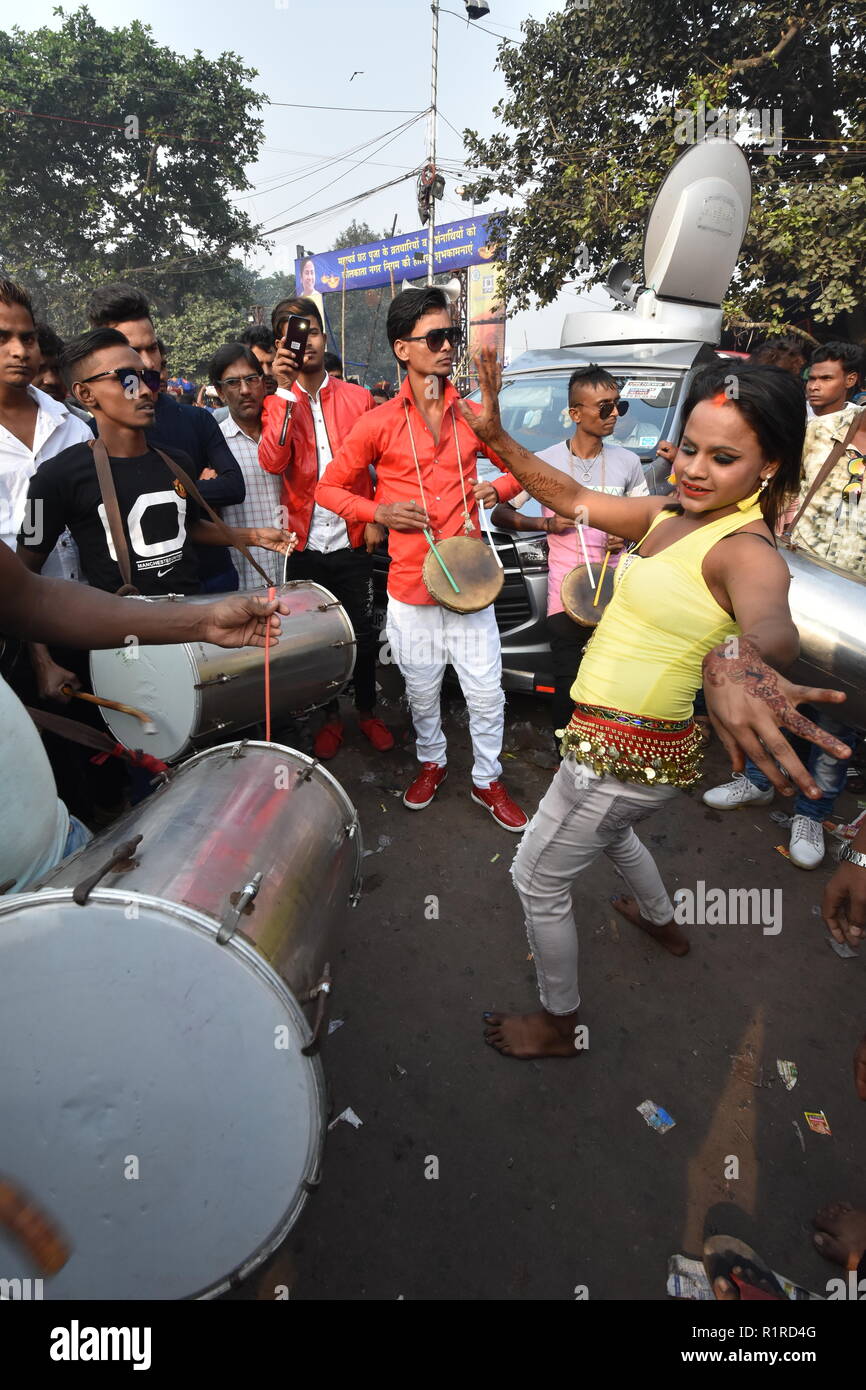 Kolkata, India. 14th Nov, 2018. Hijra dancing during the morning ...