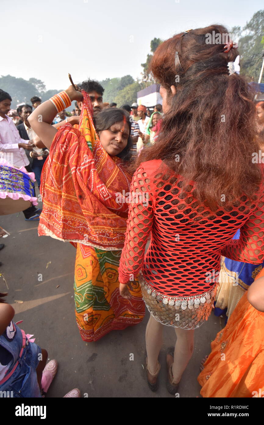 Kolkata, India. 14th Nov, 2018. Hijra dancing during the morning ...