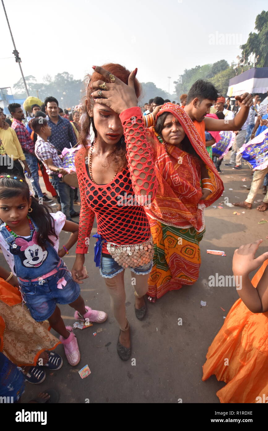 Kolkata, India. 14th Nov, 2018. Hijra dancing during the morning ...