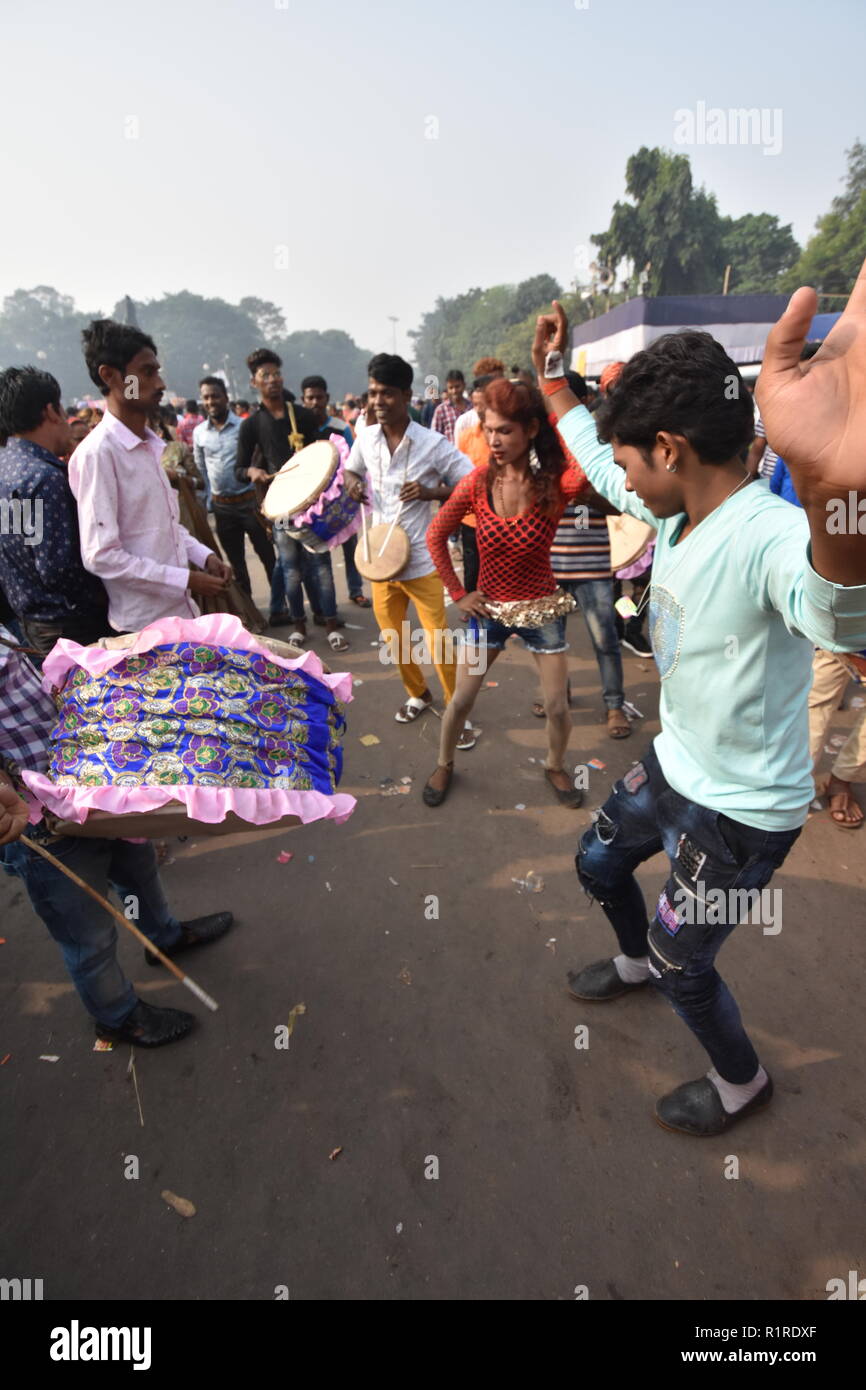 Kolkata, India. 14th Nov, 2018. Hijra dancing during the morning ...