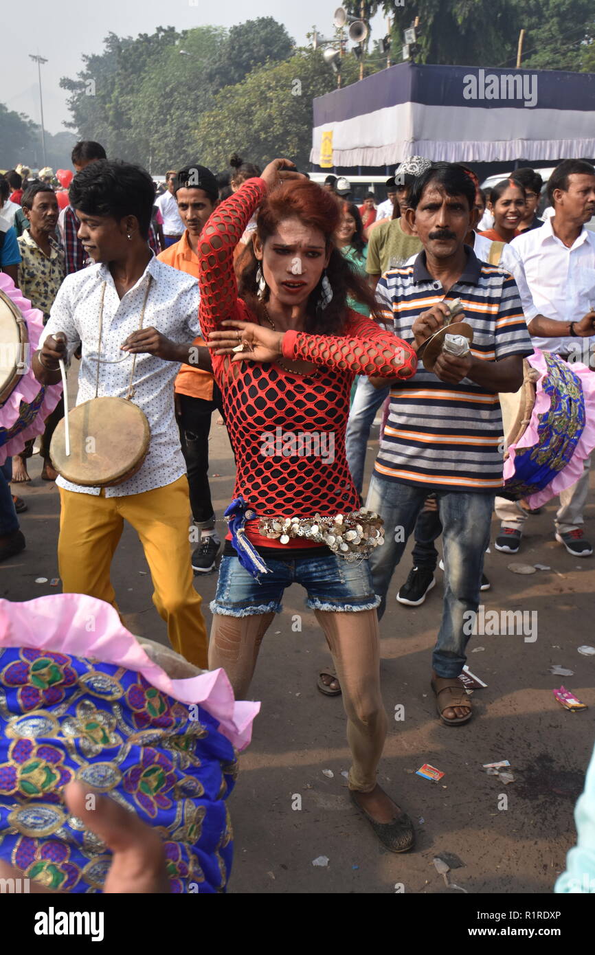 Kolkata, India. 14th Nov, 2018. Hijra dancing during the morning ...