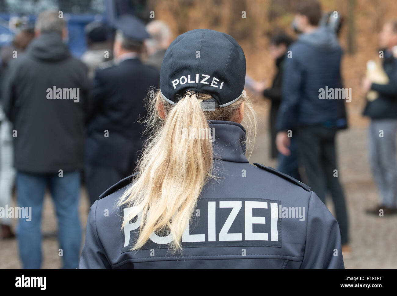 Berlin, Germany. 14th Nov, 2018. A policewoman stands at the ...
