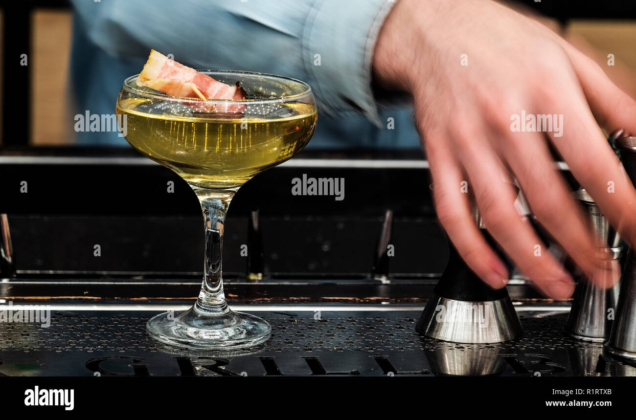 bartender preparing cocktail Stock Photo - Alamy