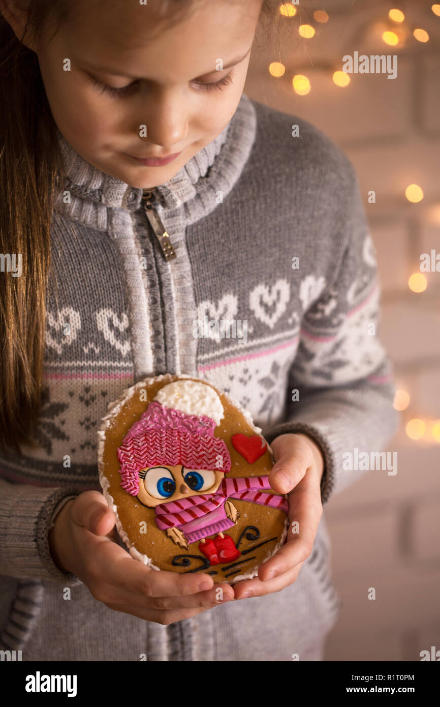 Gingerbread in children's hands Stock Photo - Alamy