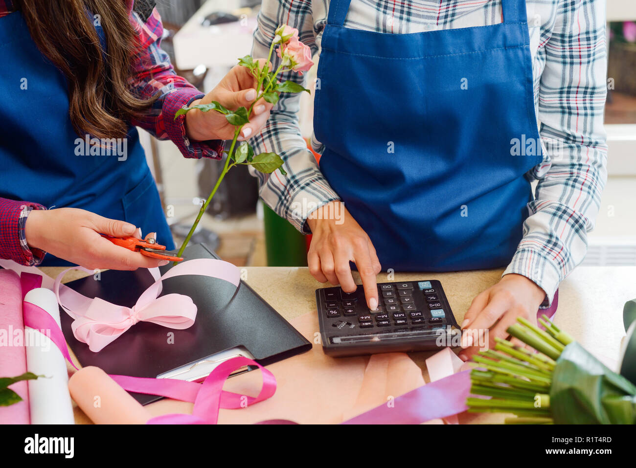 Female flower shop assistant hi-res stock photography and images - Alamy