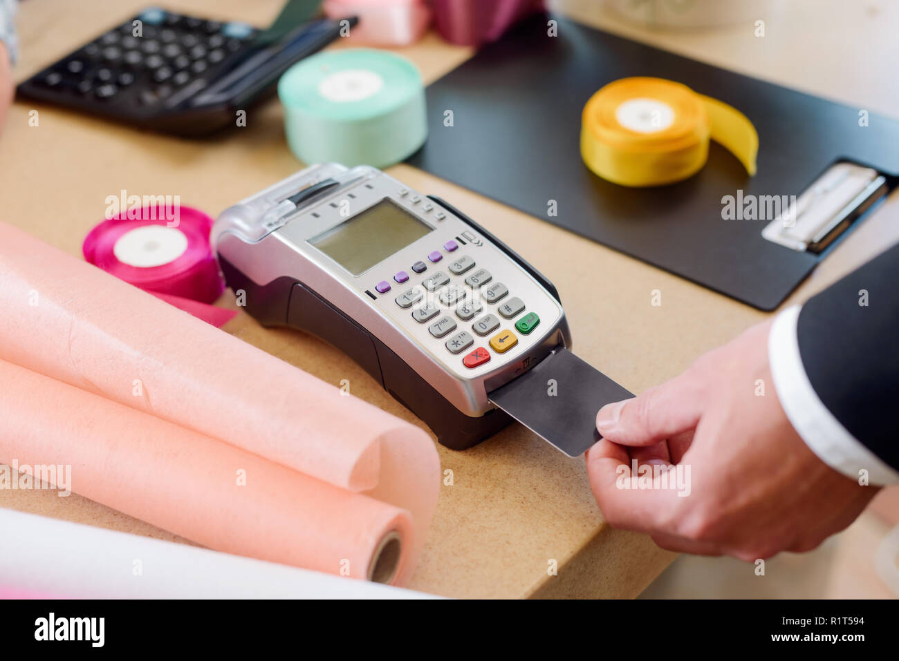 Man pays using credit card Stock Photo - Alamy