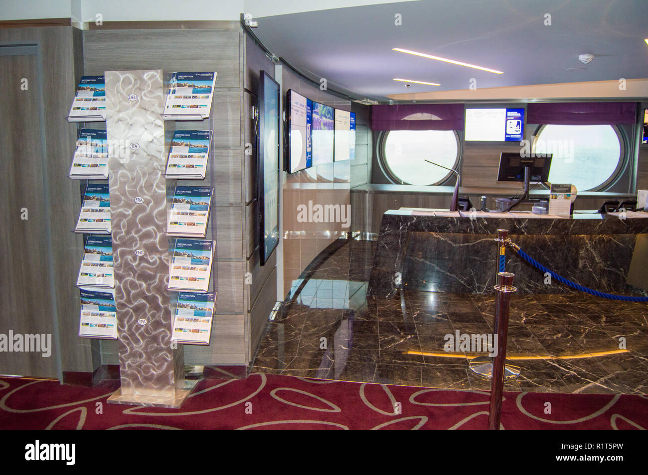 Front reservations desk hi-res stock photography and images - Alamy
