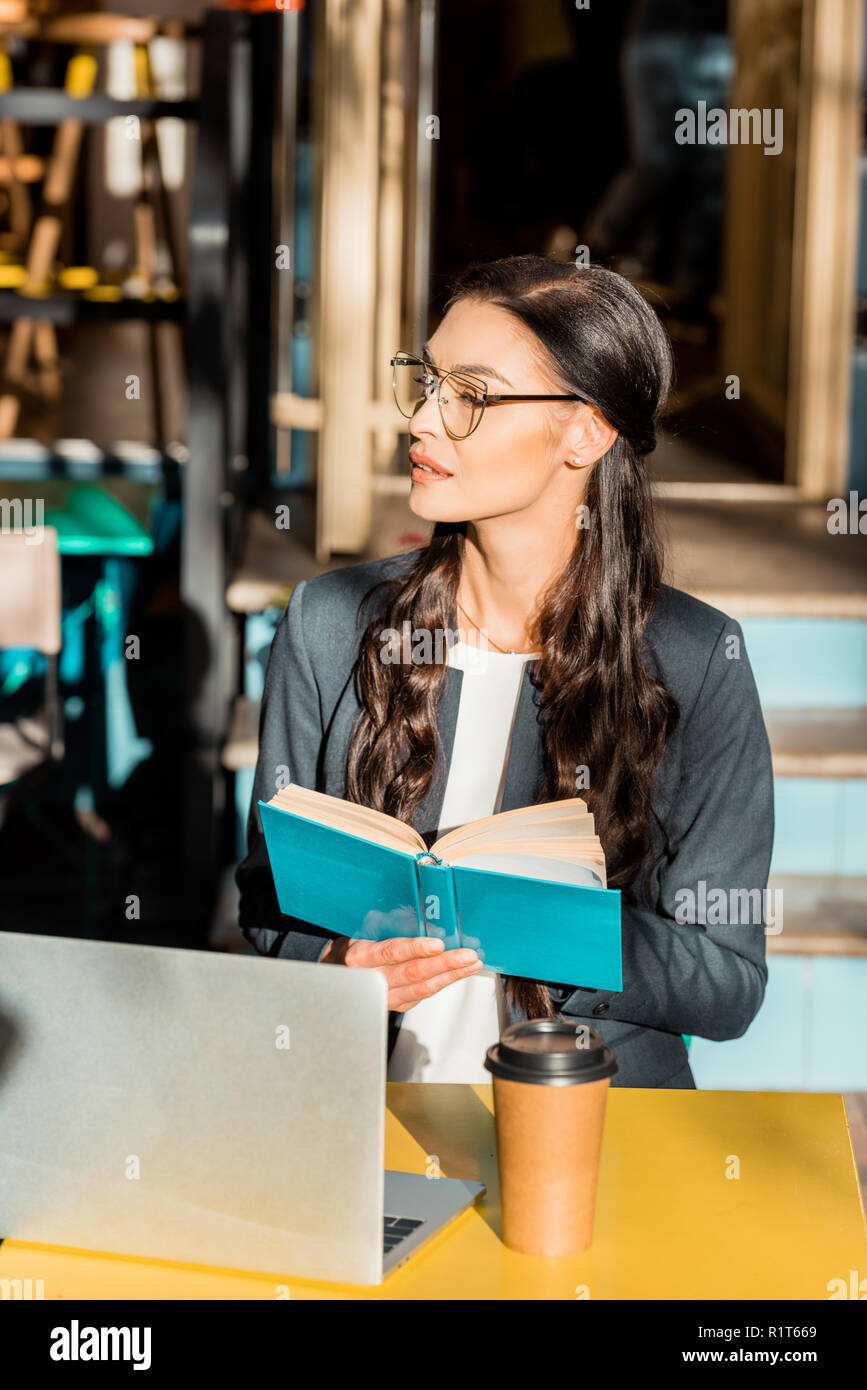 Businesswoman reading book city hi-res stock photography and images - Alamy