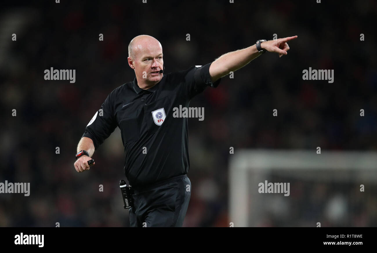 Match referee lee mason hi-res stock photography and images - Alamy
