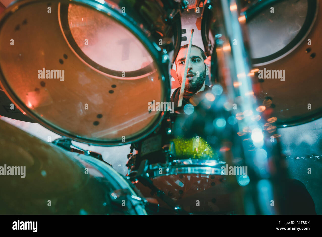 Drummer gig stage hi-res stock photography and images - Alamy