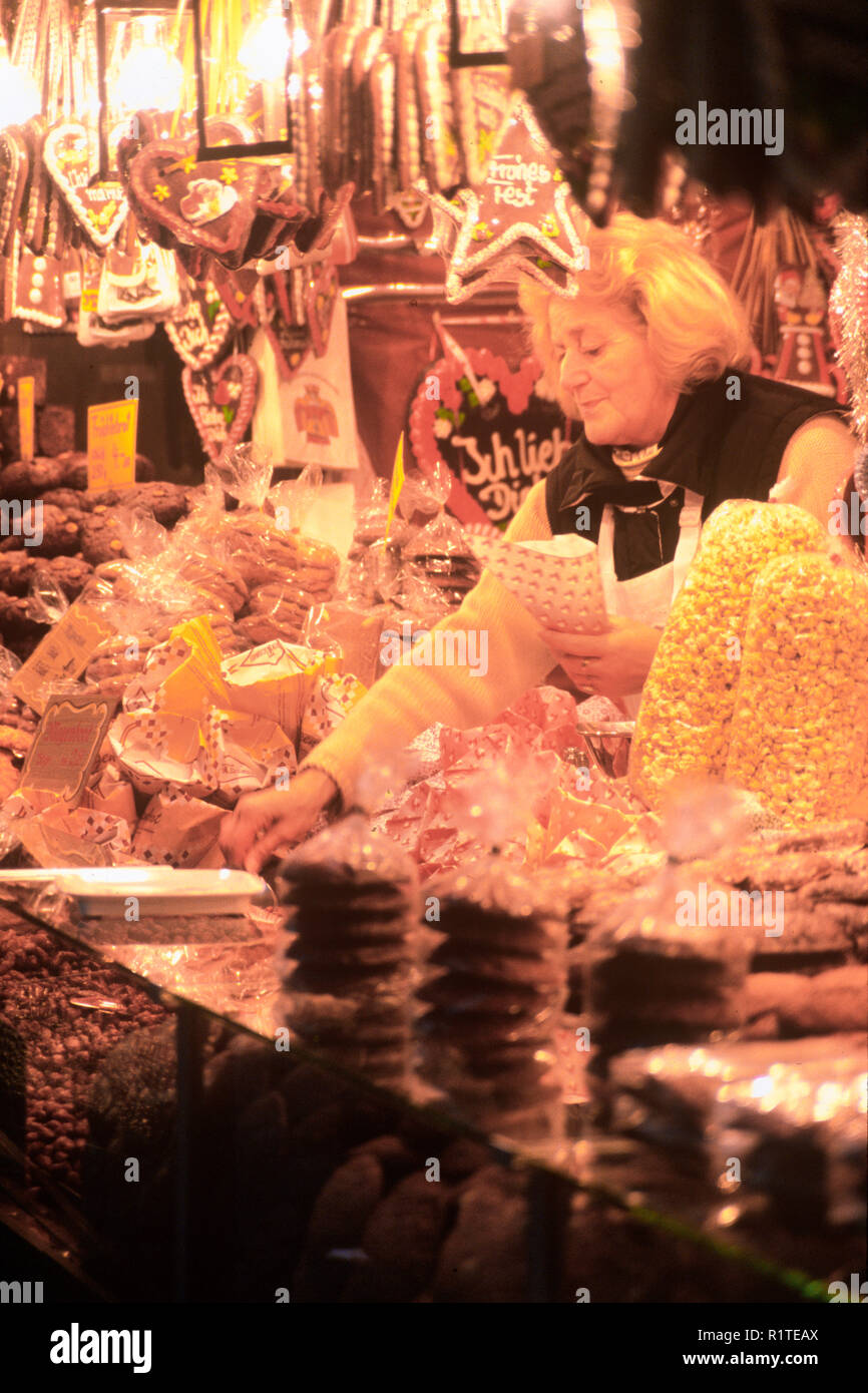 Food stall christmas market night hi-res stock photography and images ...