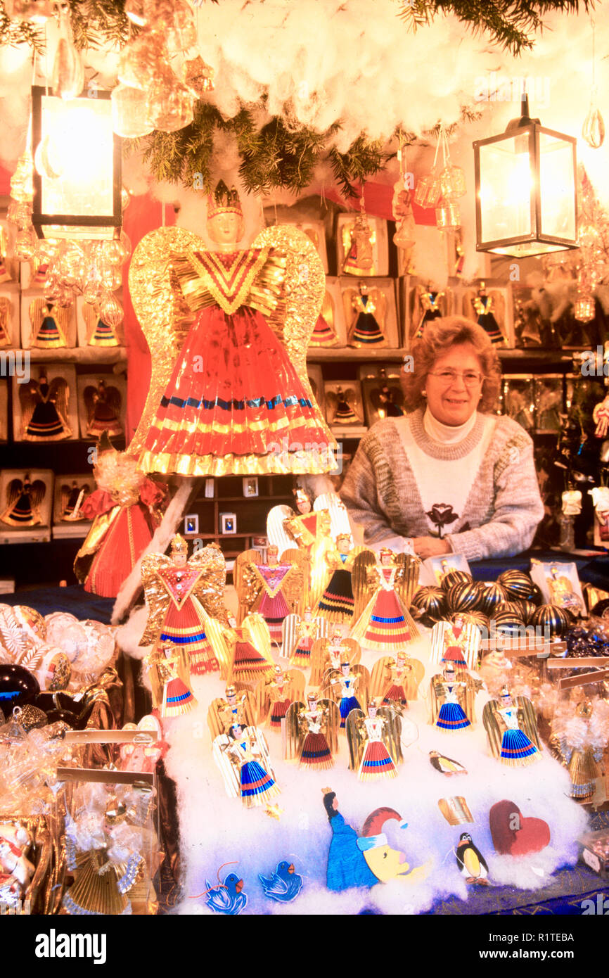 Christmas market stall day hi-res stock photography and images - Alamy