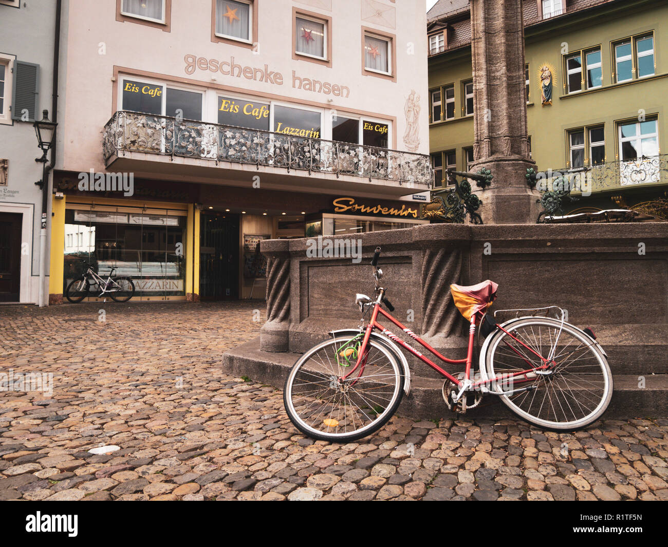 Vintage style bike hi-res stock photography and images - Alamy