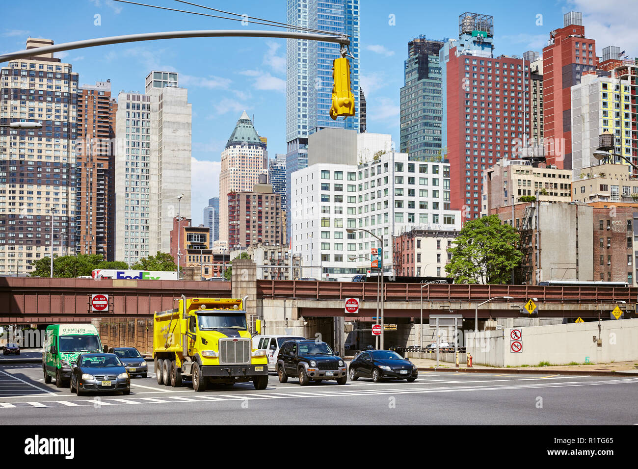New York, USA - June 28, 2018: Busy intersection in downtown New York ...