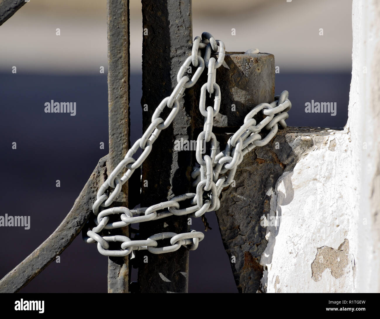 Security chain front door hi-res stock photography and images - Alamy