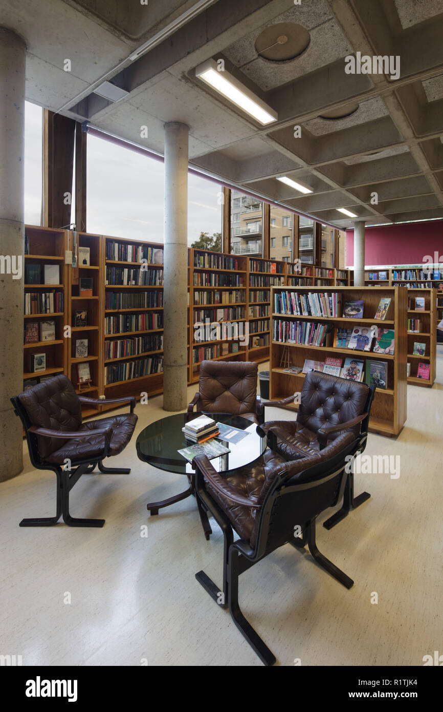 Reading area with leather chairs and table. Deichman Library Boler ...