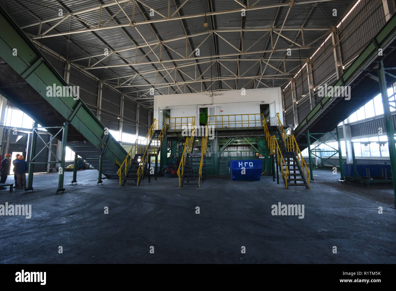 Worker sorting materials recycling facility hi-res stock photography ...