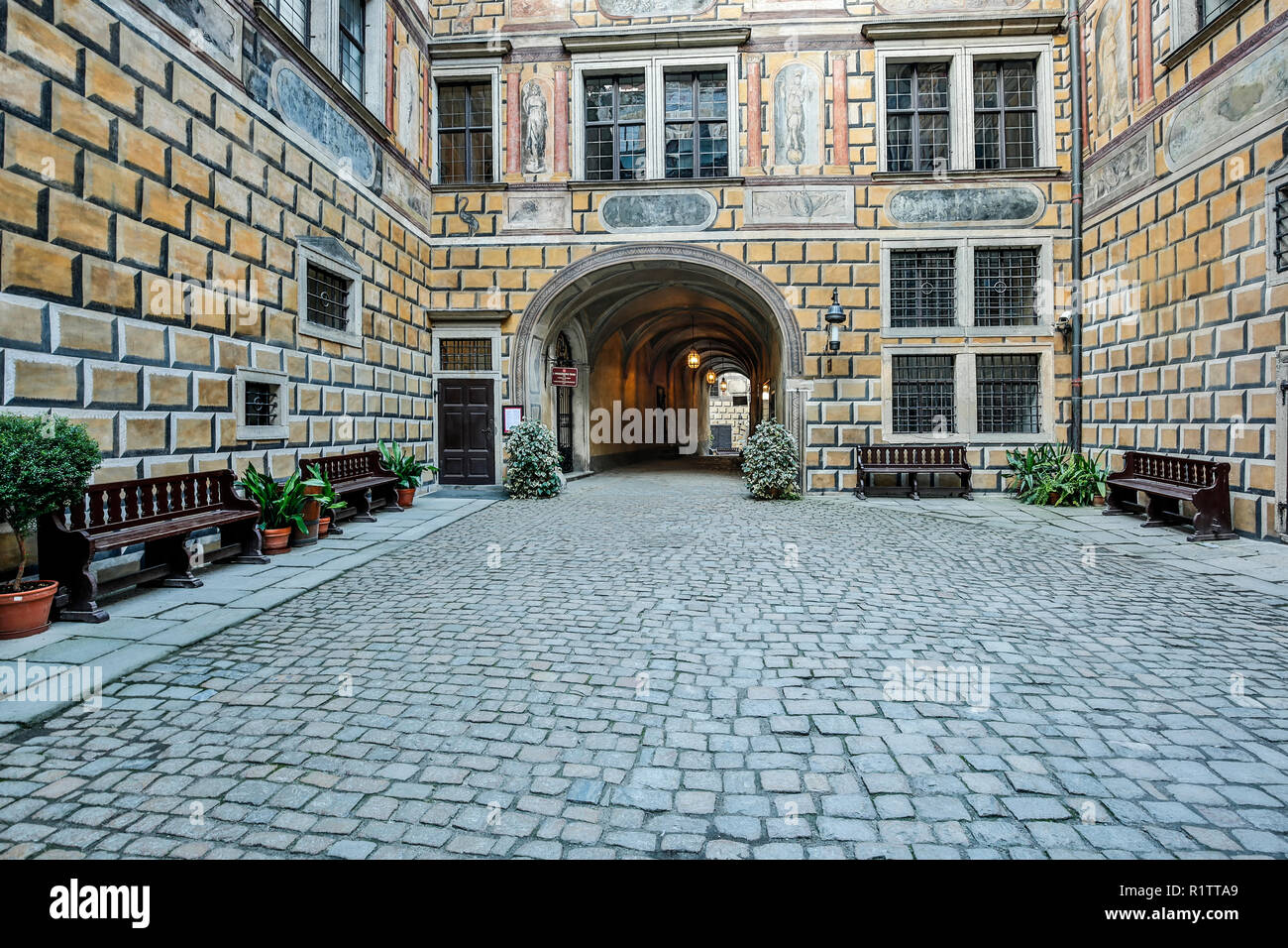 Cobbled courtyard hi-res stock photography and images - Alamy