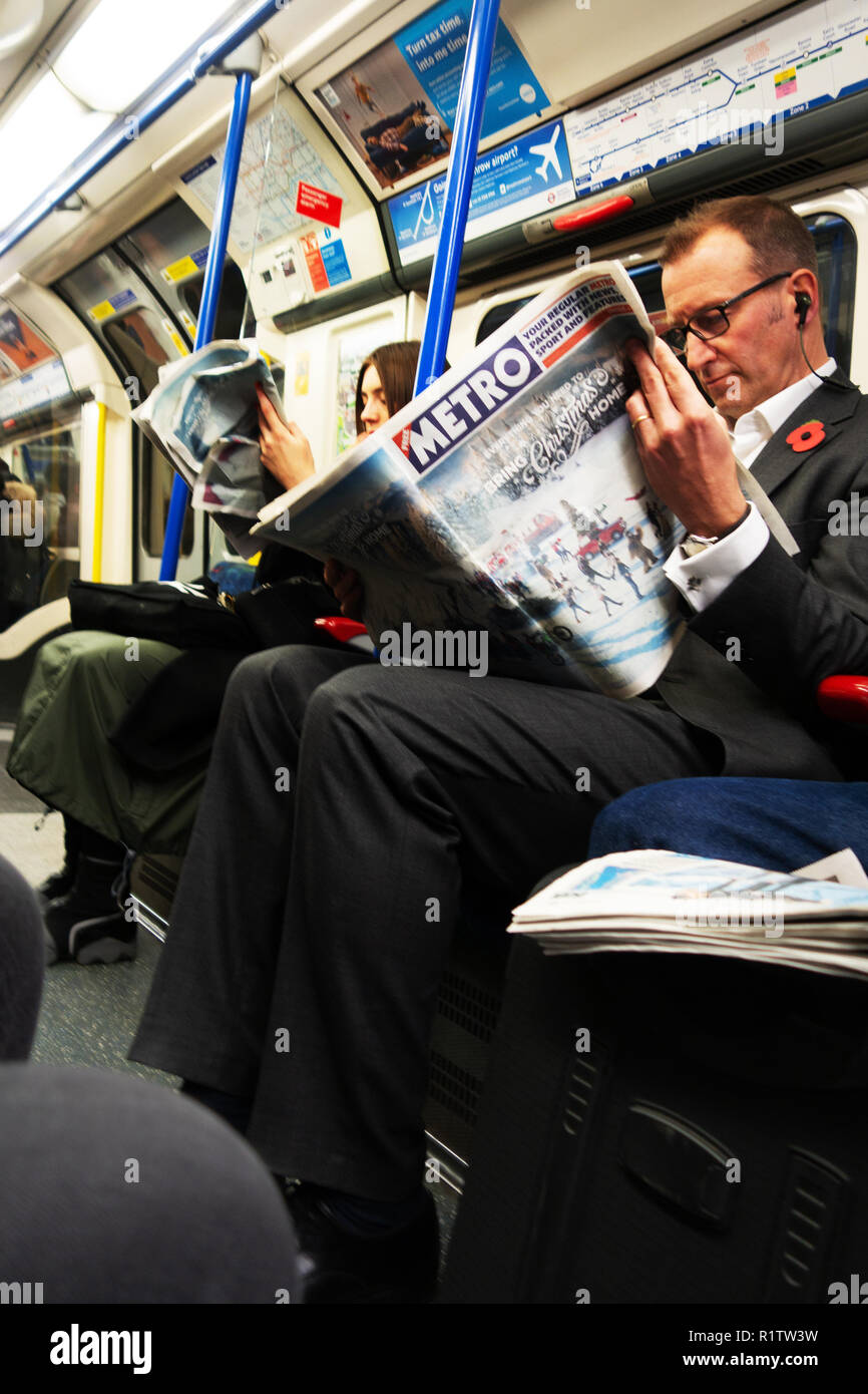 People reading newspapers tube hi-res stock photography and images - Alamy