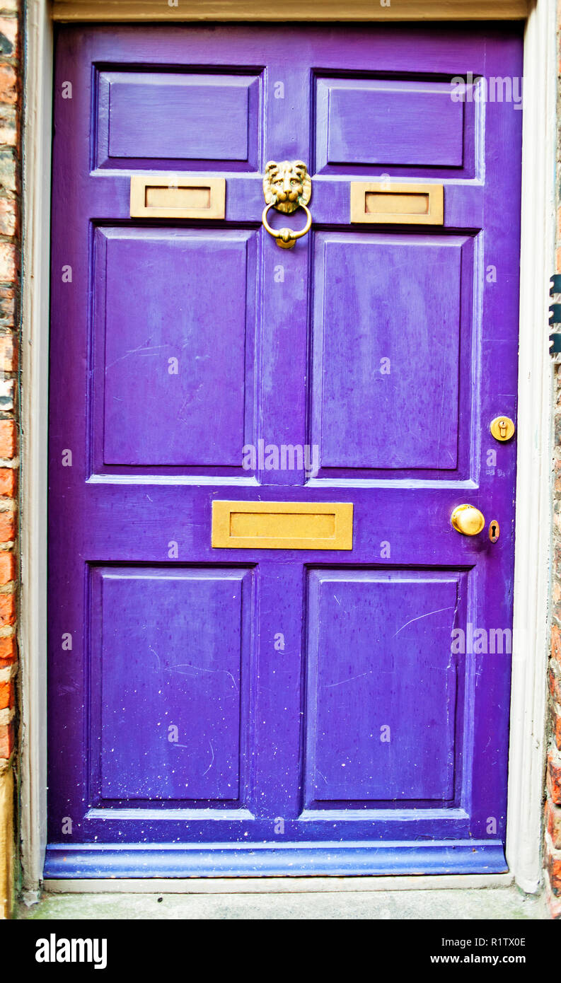 Purple door hi-res stock photography and images - Alamy
