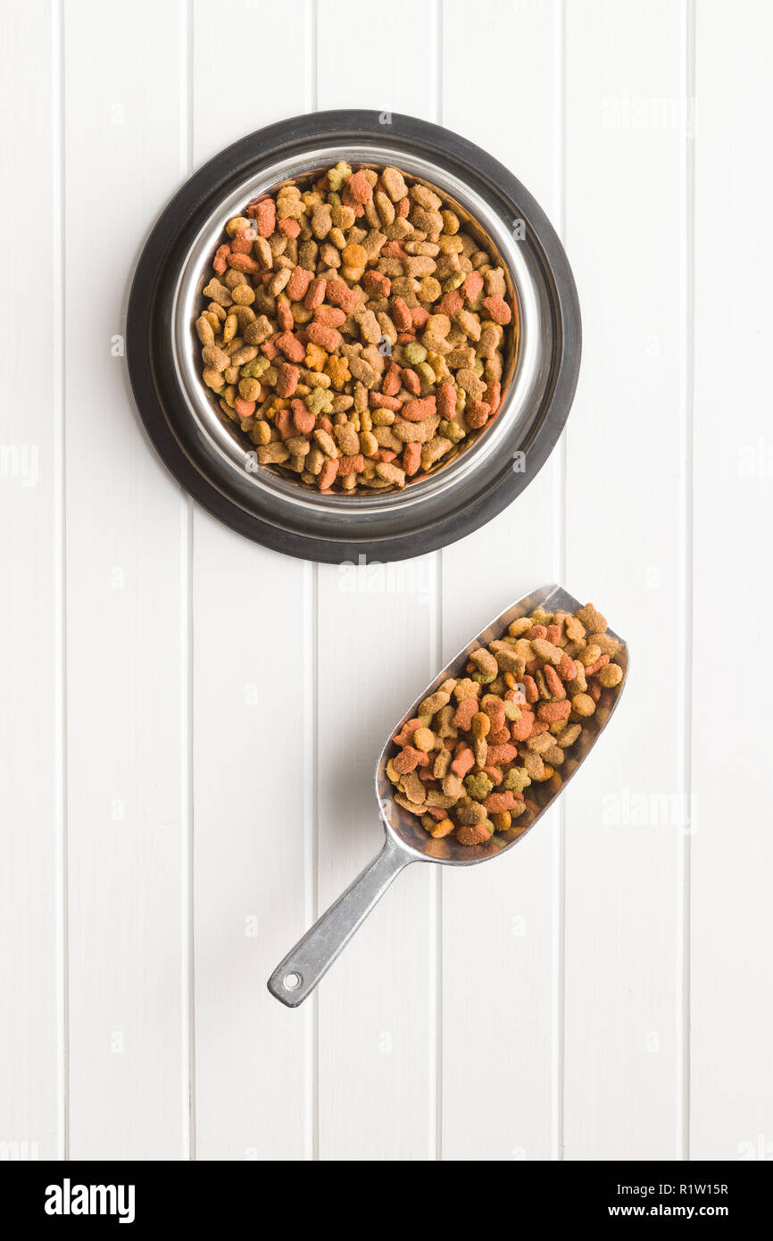 Dry pet food. Dry kibble food in scoop. Top view Stock Photo - Alamy